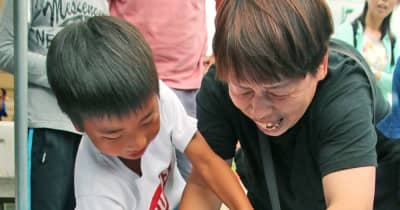 タコつかみ悪戦苦闘 西海魚まつり ゑべす蛸PR 長崎新聞